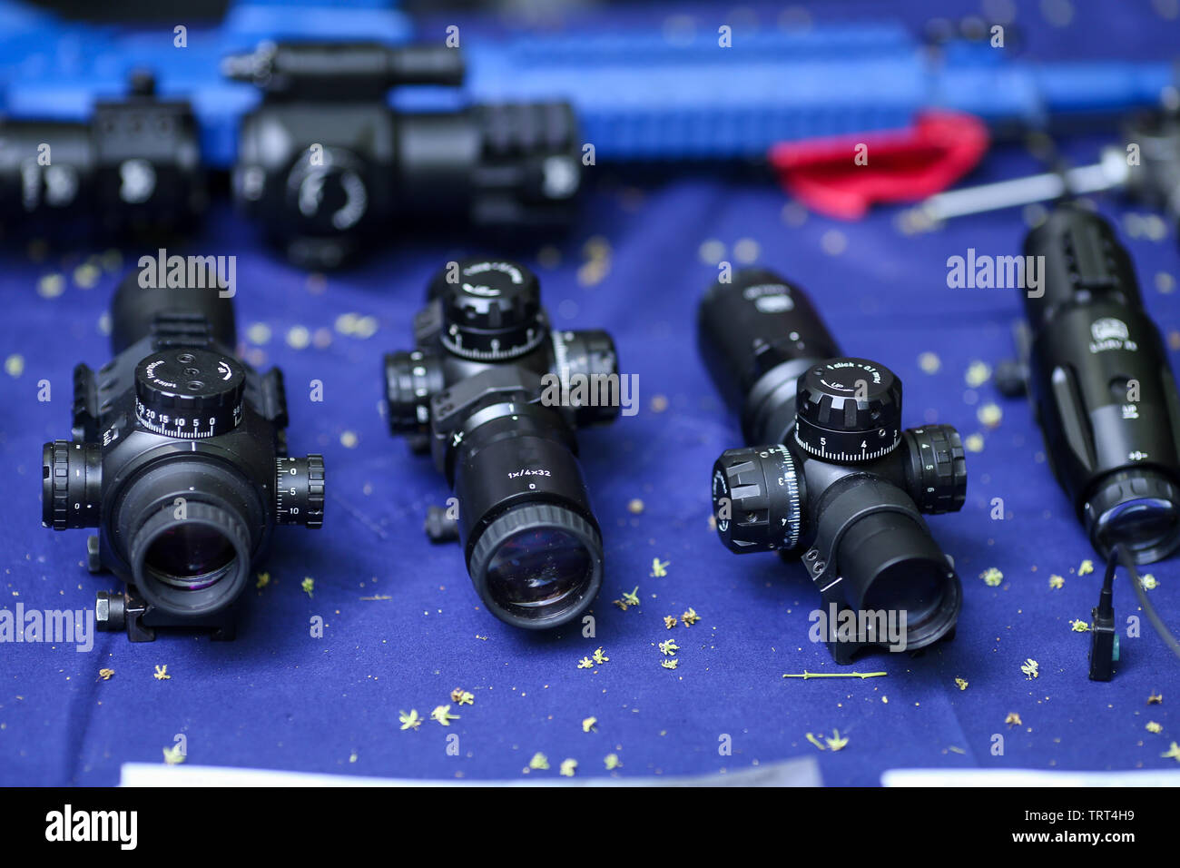 Crosshair reticle sniper hi-res stock photography and images - Alamy