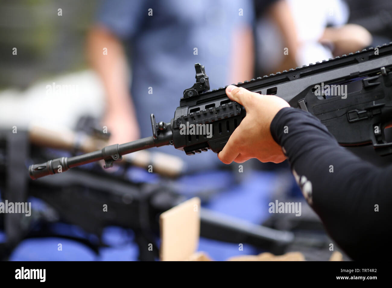 Details with the hands of a man holding an automatic rifle Stock Photo ...