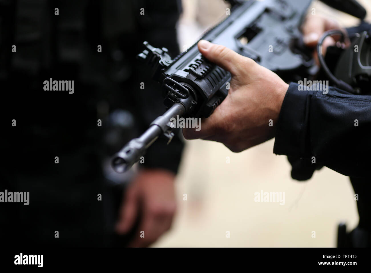 Details with the hands of a man holding an automatic rifle Stock Photo ...