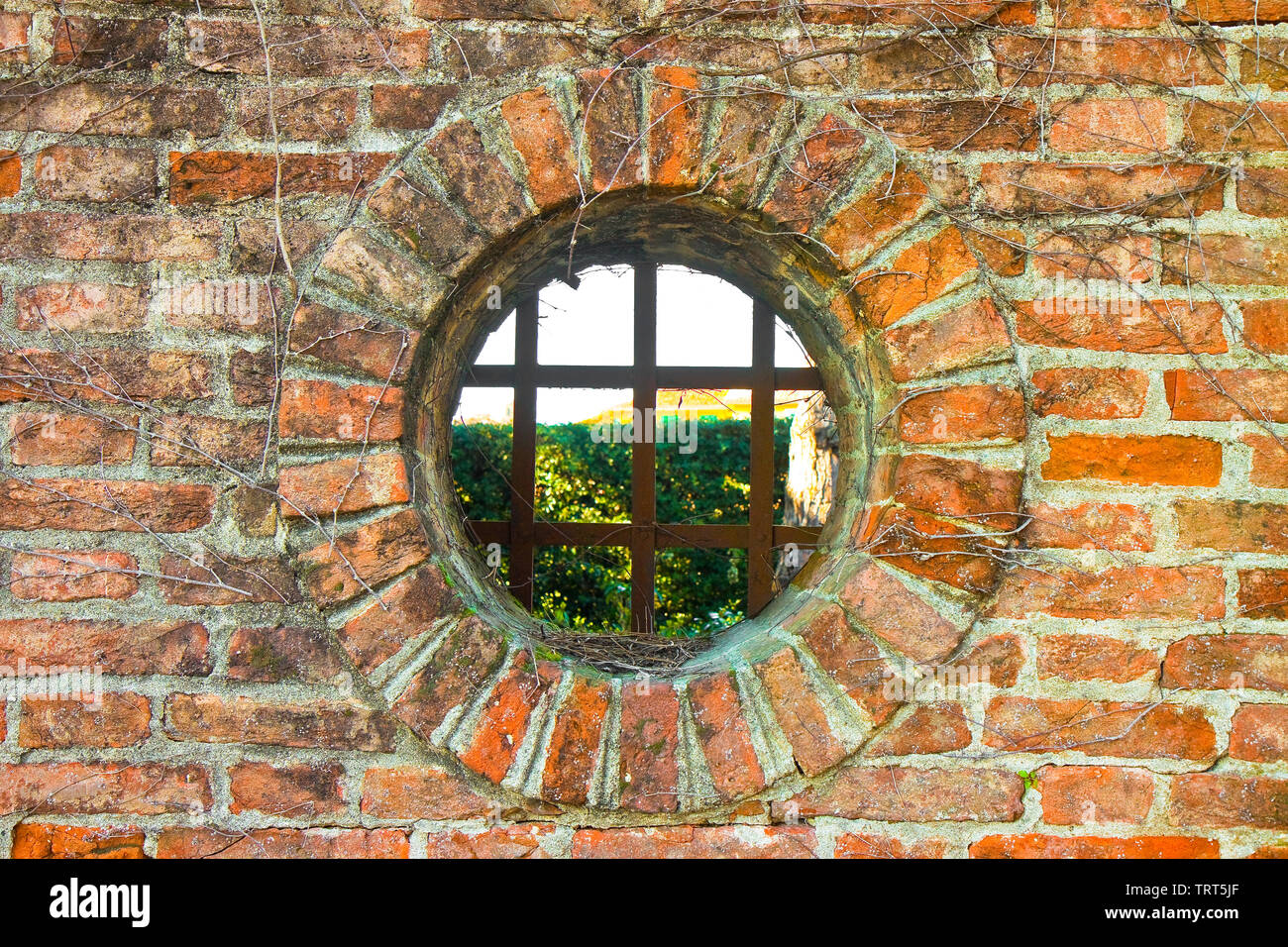 Circular window brickwork hi-res stock photography and images - Alamy