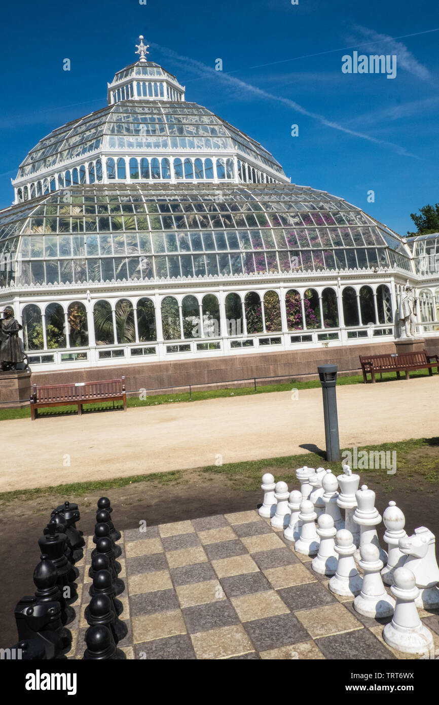 Giant chess pieces hi-res stock photography and images - Alamy