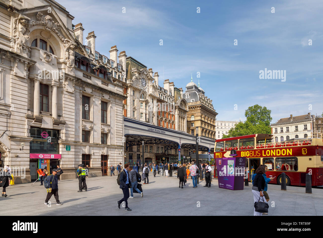 Victoria station london hi-res stock photography and images - Alamy