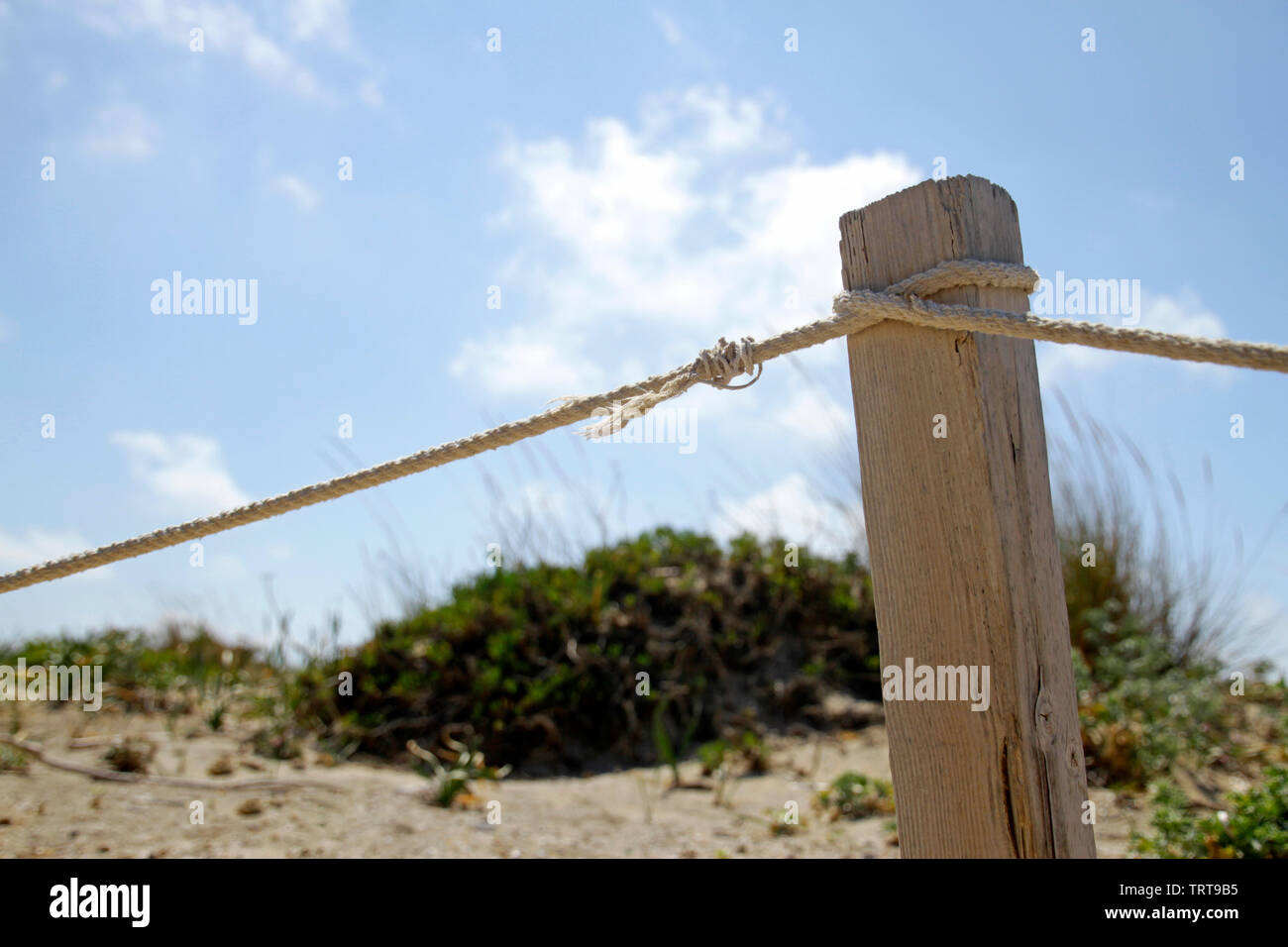 Rope and post barrier hi-res stock photography and images - Alamy