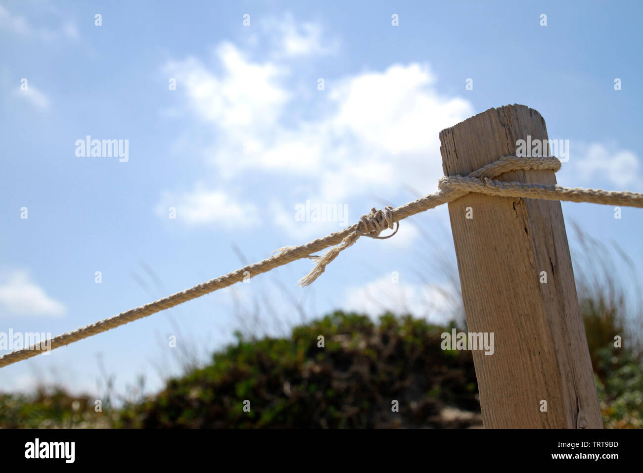 Rope and post barrier hi-res stock photography and images - Alamy