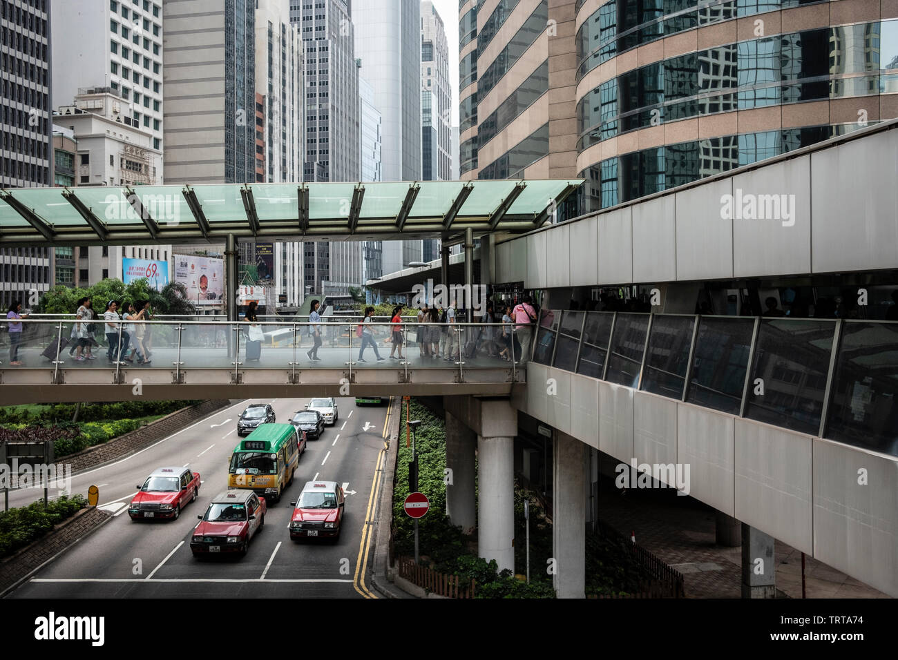 Central escalator mid level hi-res stock photography and images - Alamy