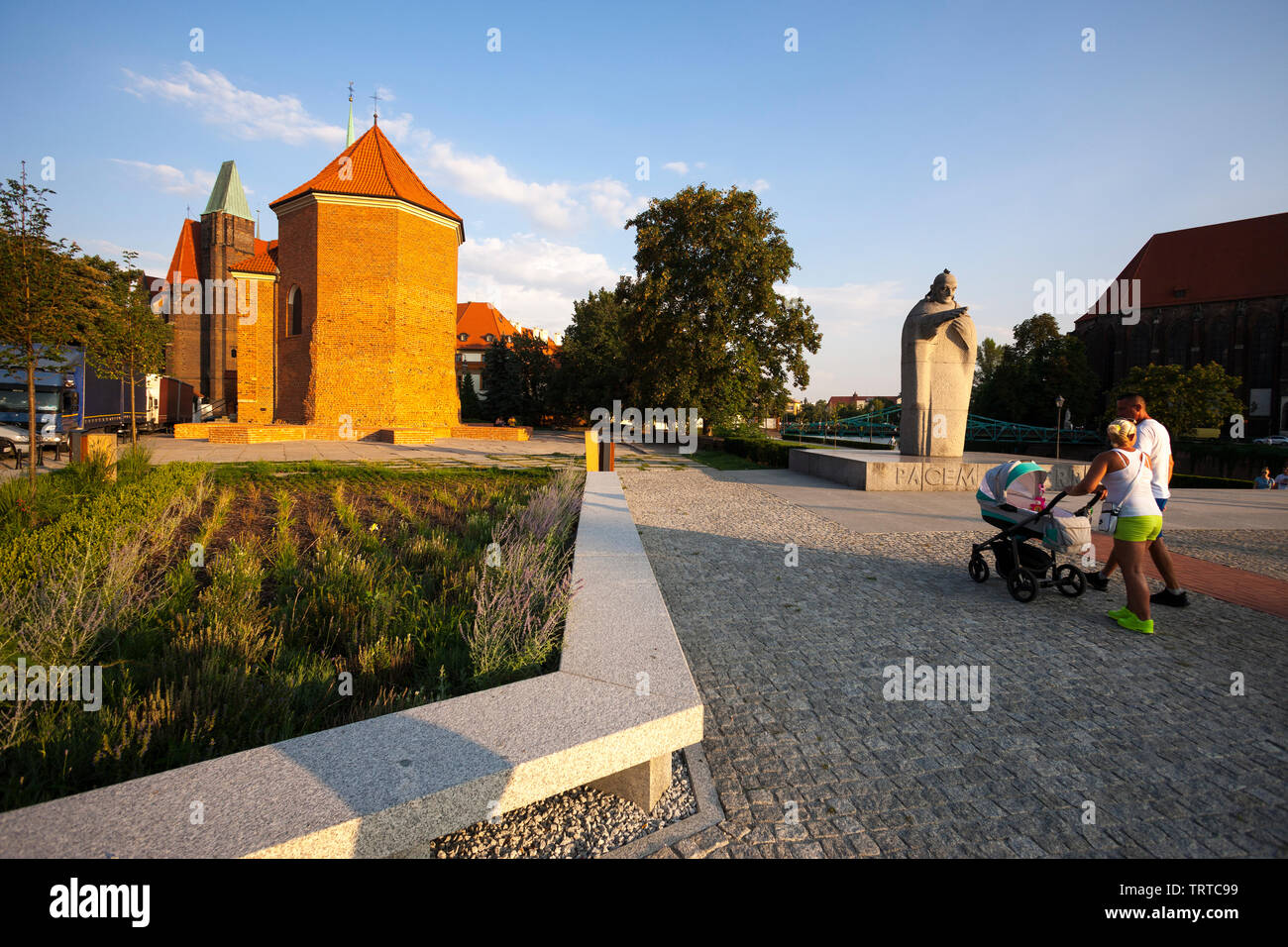 Statue of st martin hi-res stock photography and images - Alamy