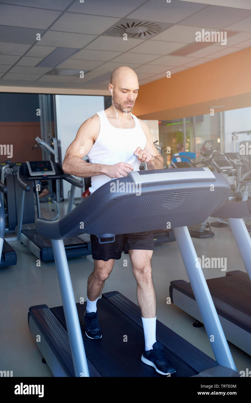 Fat man on treadmill hi-res stock photography and images - Alamy