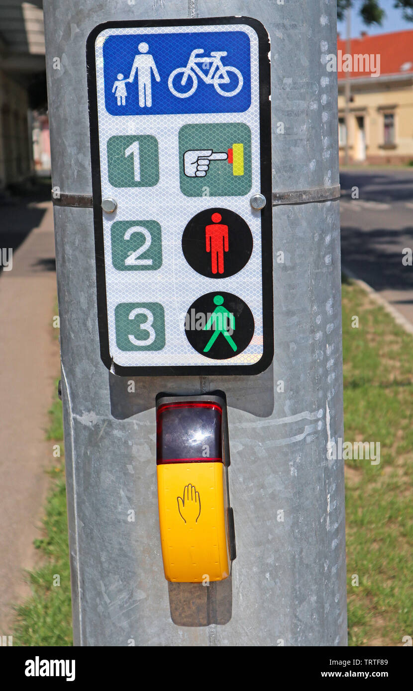 Signal machine at the pedestrian crossing Stock Photo - Alamy