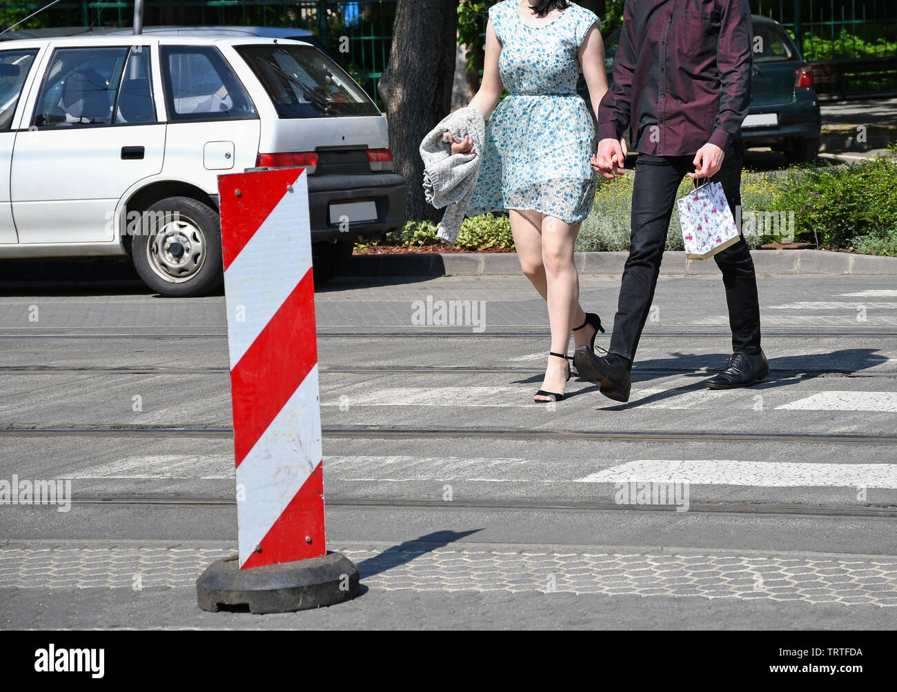 Young couple walk on the zebra crossing Stock Photo - Alamy