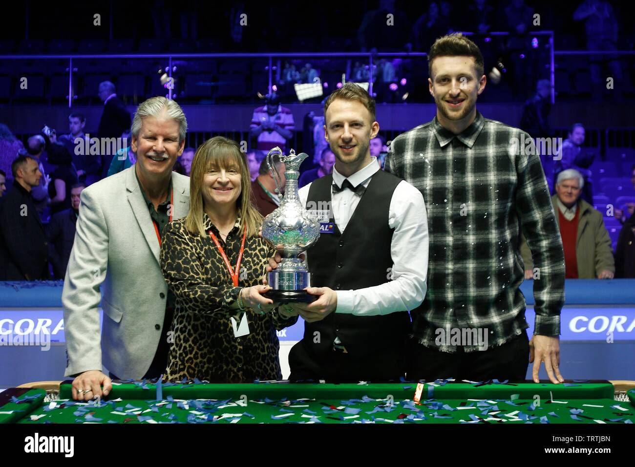 Professional snooker player hi-res stock photography and images - Alamy