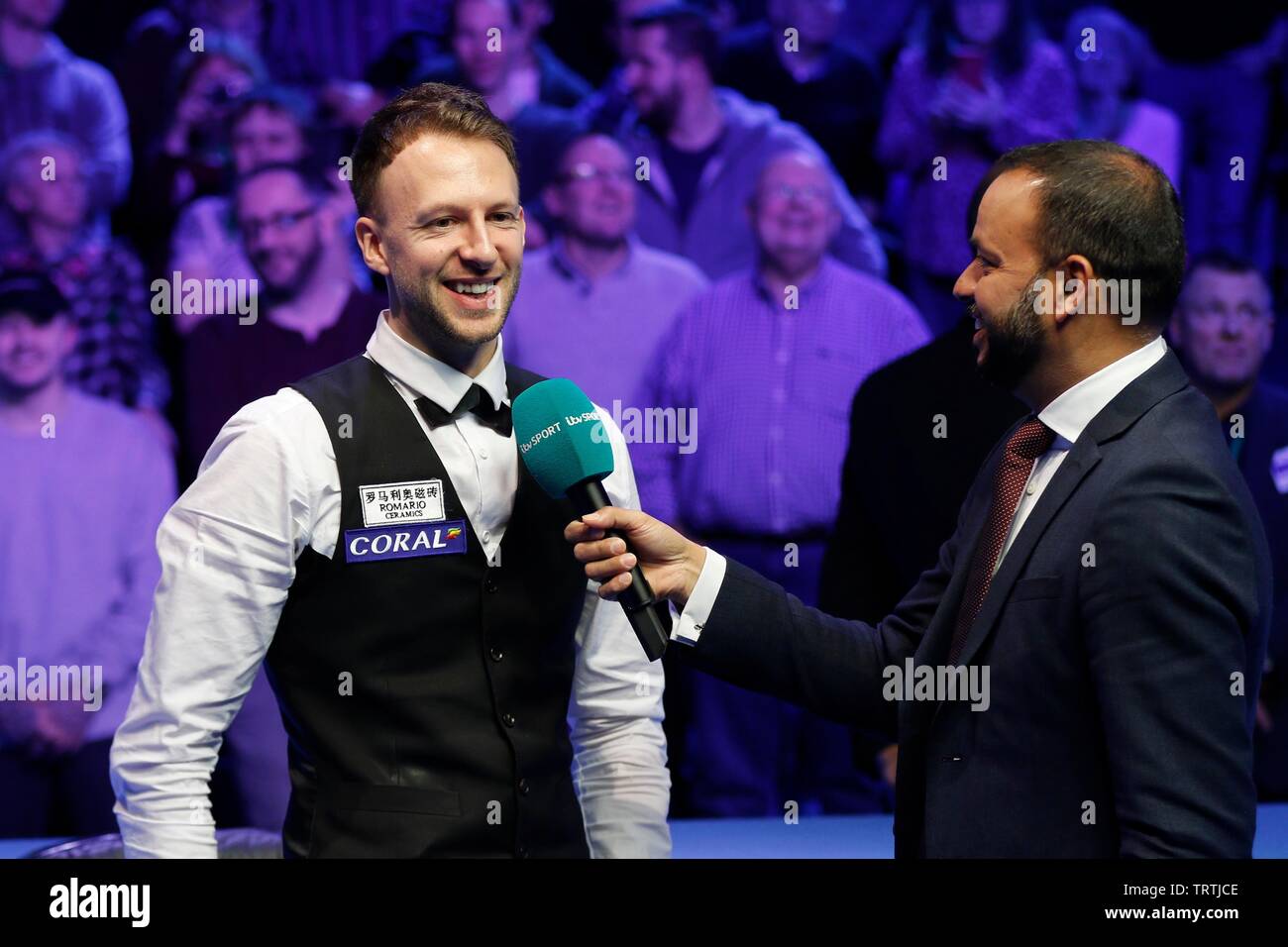 Professional snooker player hi-res stock photography and images - Alamy