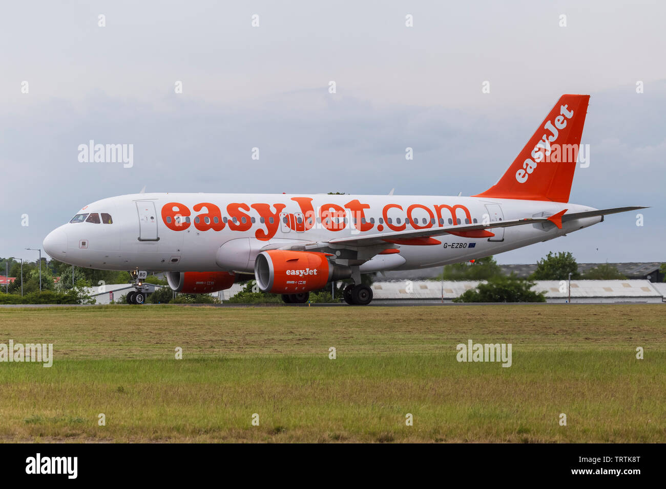 Easyjet A319 Landing at Southend Airport Stock Photo - Alamy