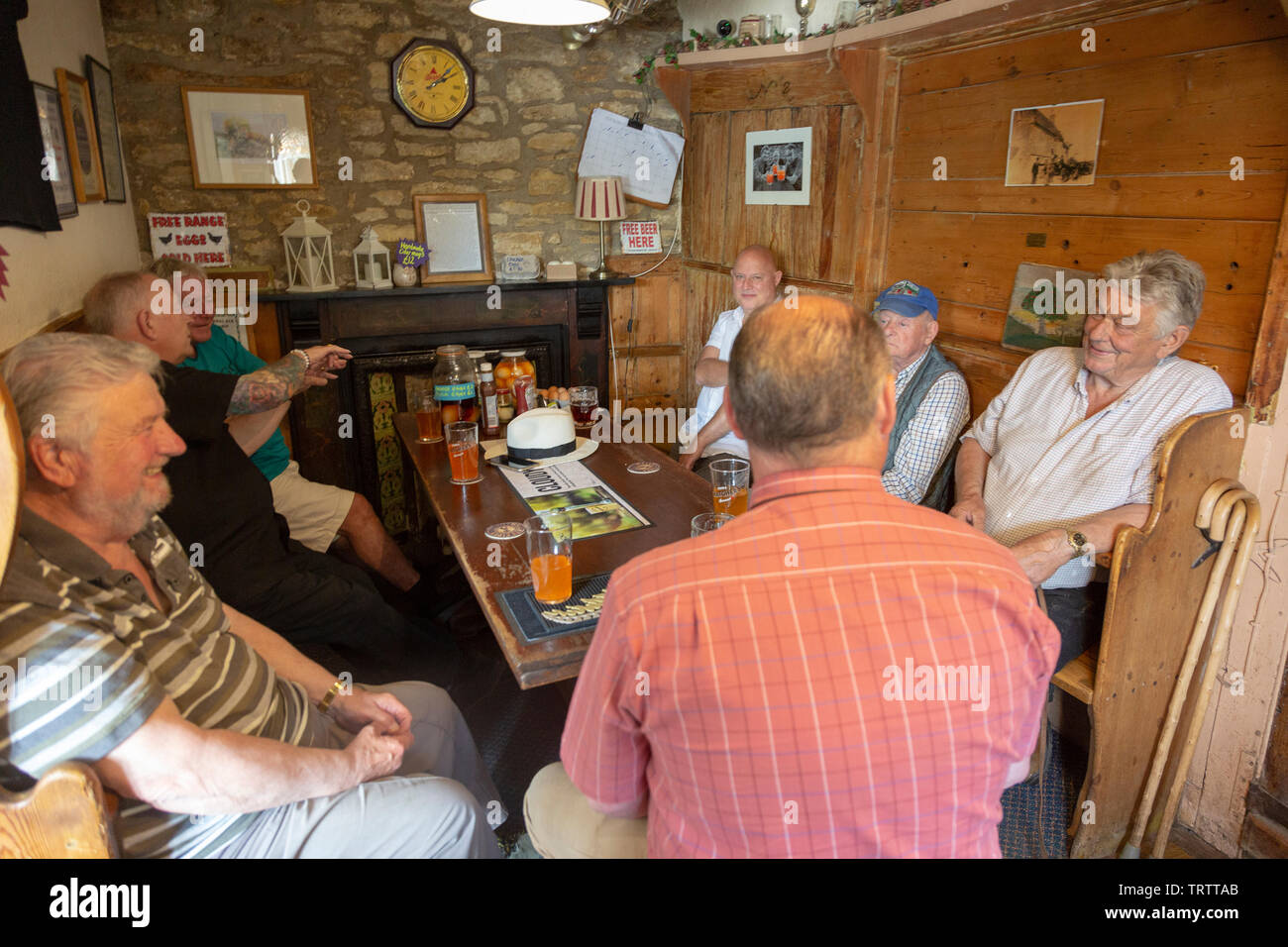 Men drinking scrumpy cider inside Tuckers Grave pub, Faulkland ...