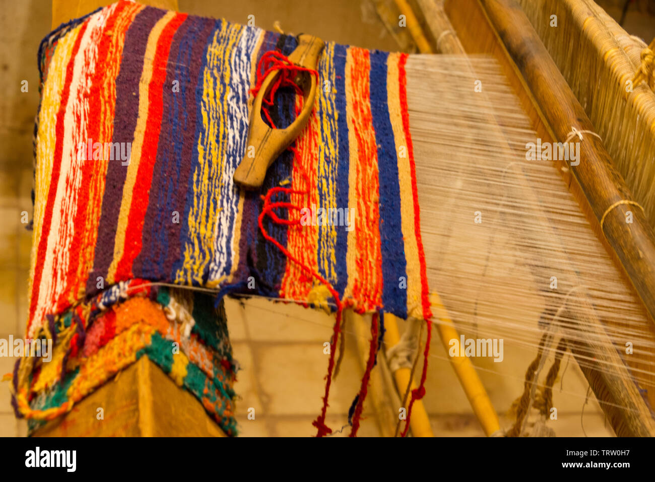 traditional carpet loom in morocco Stock Photo - Alamy