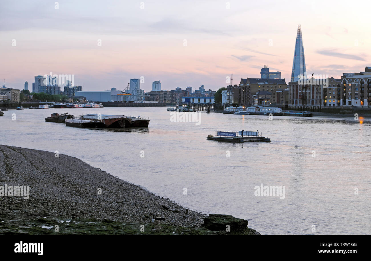 View towards the Shard skyscraper building, boats and barges on the ...