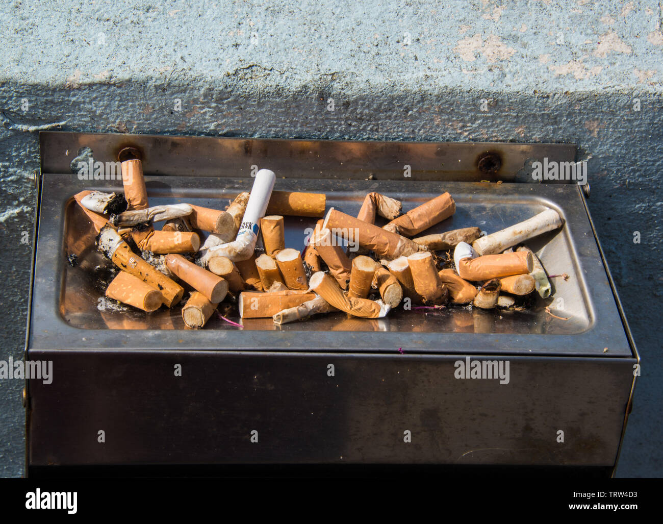 Full ashtray of cigarettes hi-res stock photography and images - Alamy