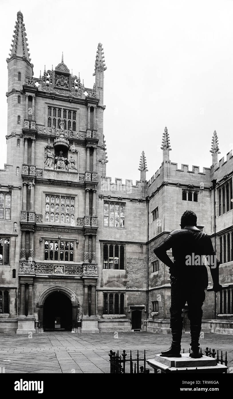 Vintage oxford library hi-res stock photography and images - Alamy