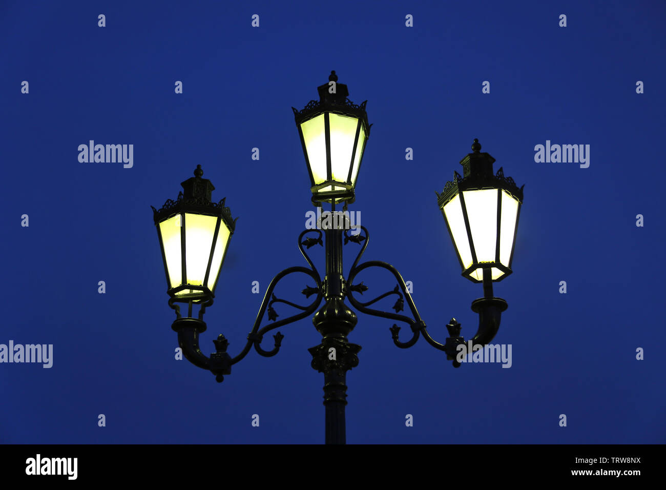 Vintage street light hi-res stock photography and images - Alamy