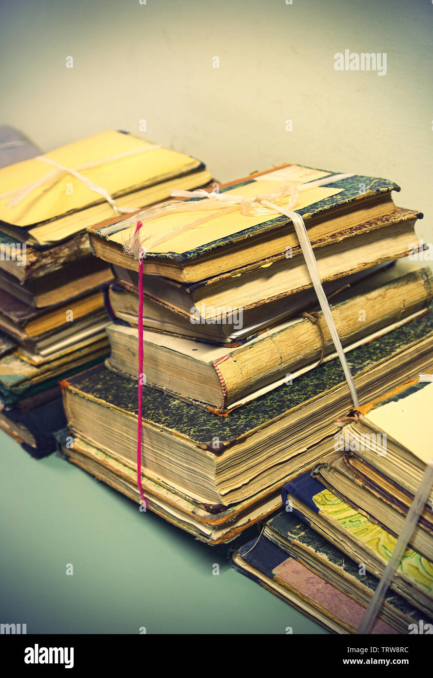 Vintage book stacks hi-res stock photography and images - Alamy