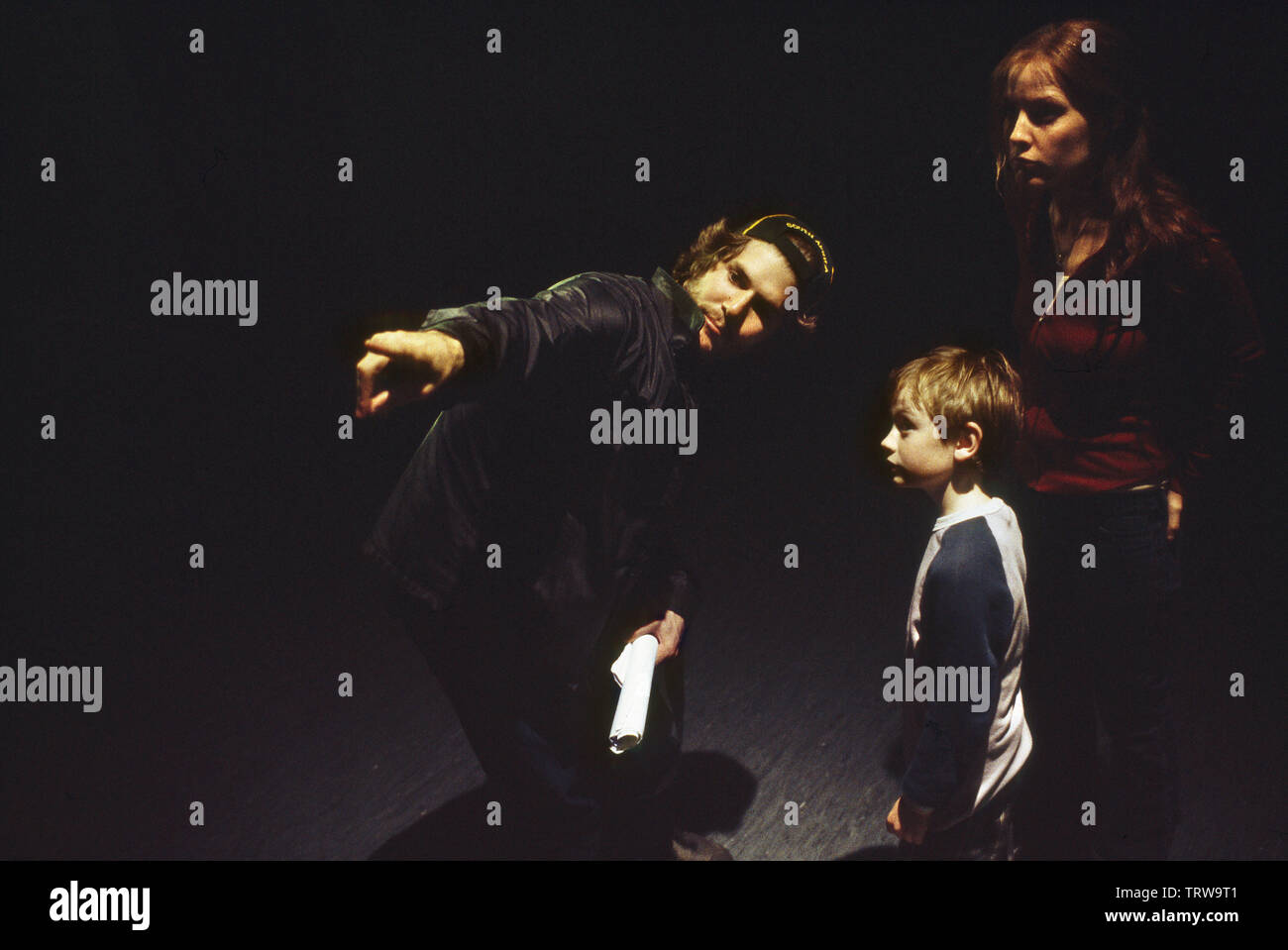 LEE CORMIE , EMMA CAULFIELD and JONATHAN LIEBESMAN in DARKNESS FALLS ...