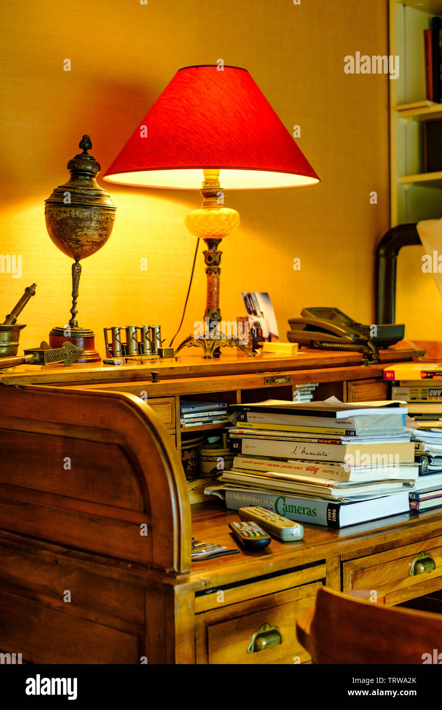 Vintage books desk with lamp hi-res stock photography and images - Alamy