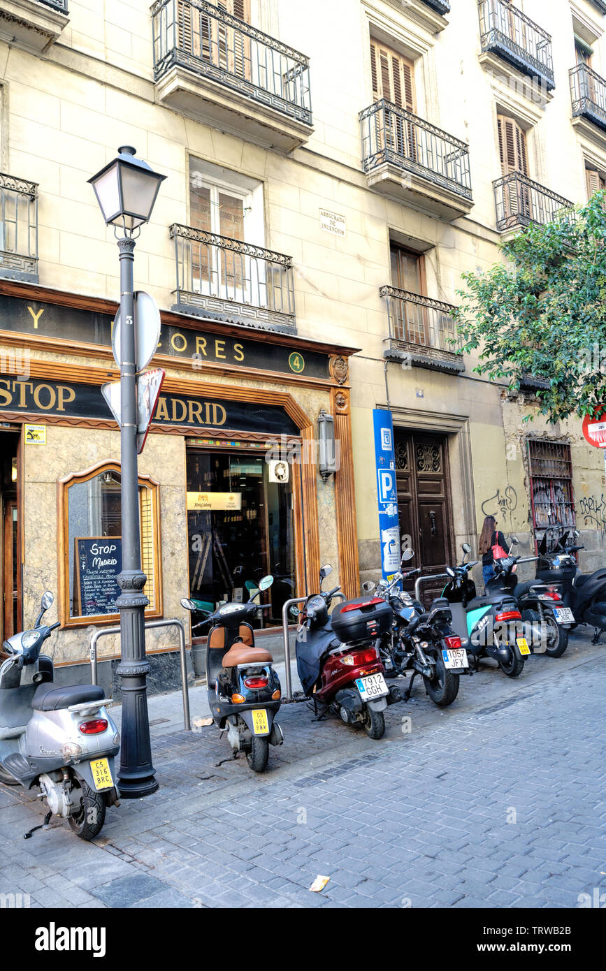 Traditional Spanish architecture and narrow streets that tourists can ...