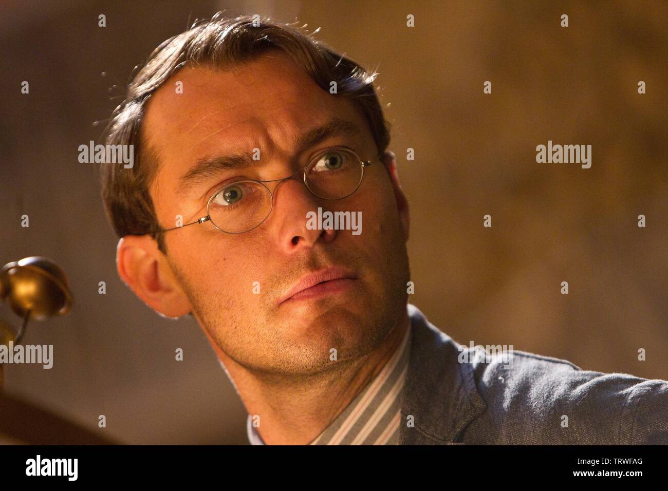 JUDE LAW in HUGO (2011). Copyright: Editorial use only. No ...