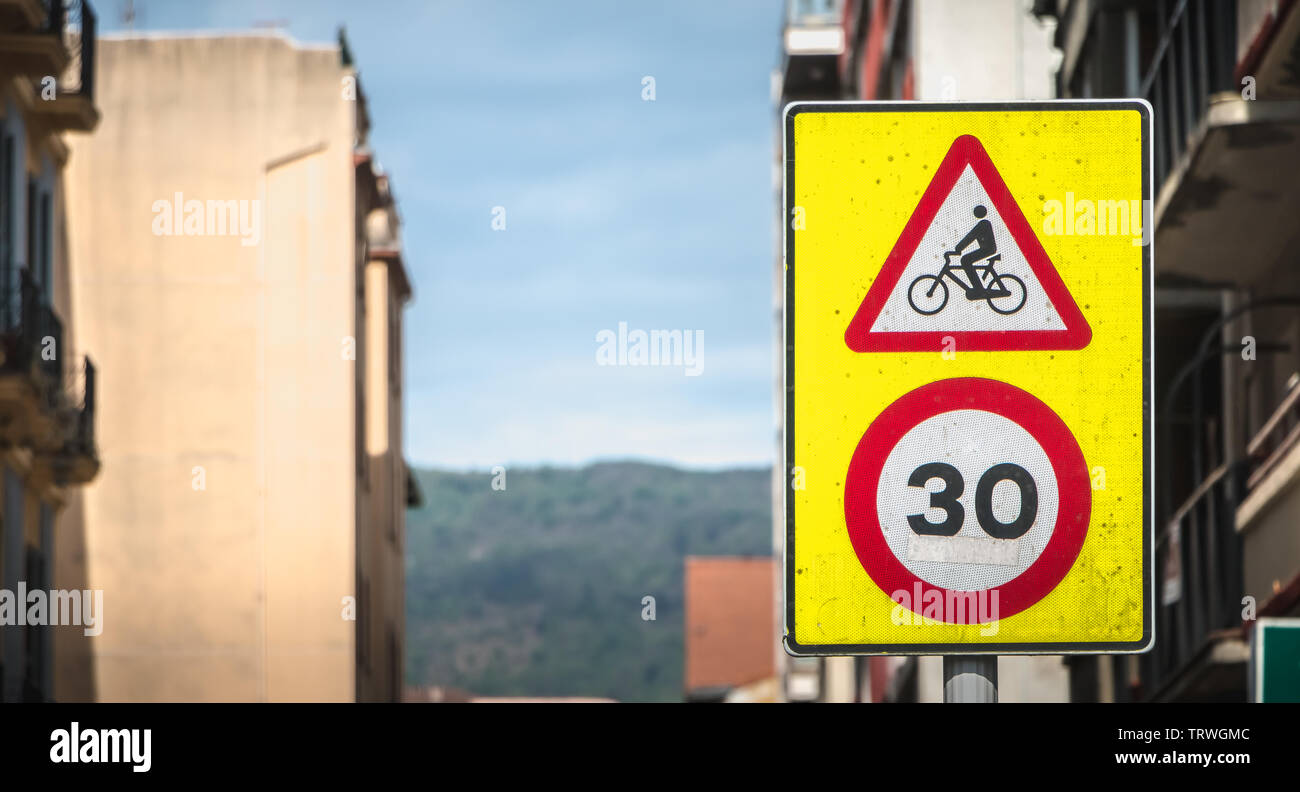 Old round speed limit sign hi-res stock photography and images - Alamy