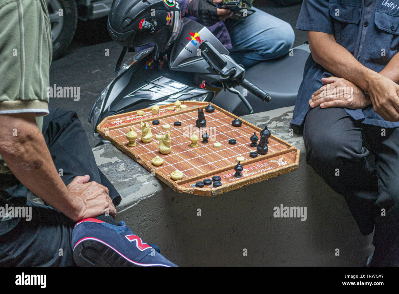 thai chinese men playing chinese checkers in Siam road Bangkok Stock ...