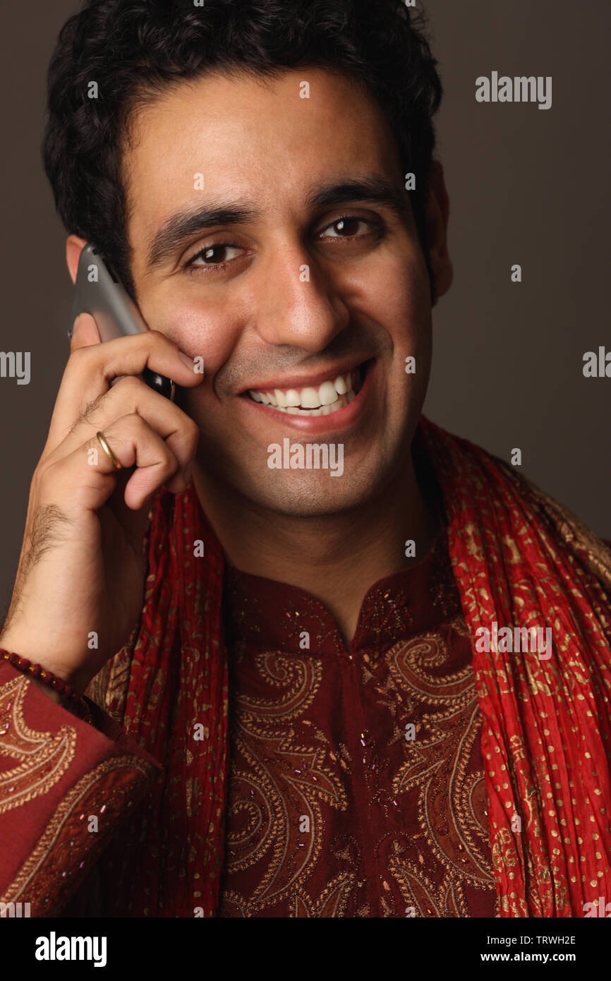 Man talking on a mobile phone and smiling Stock Photo - Alamy
