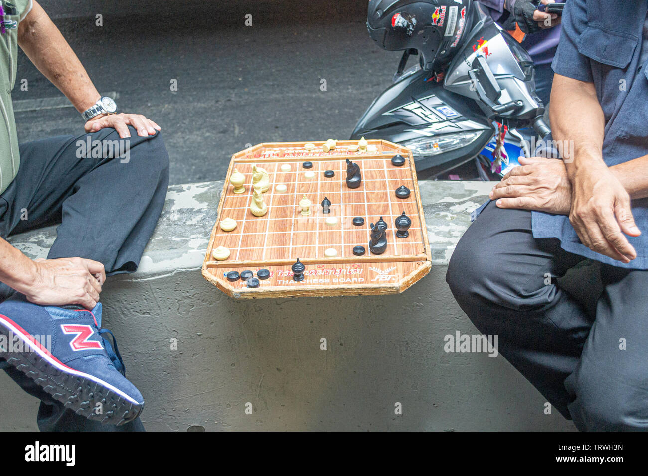 thai chinese men playing chinese checkers in Siam road Bangkok Stock ...