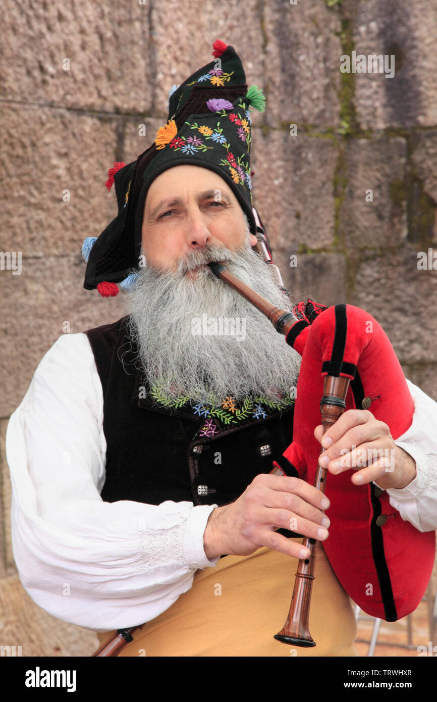 Traditional musicians spain hi-res stock photography and images - Alamy