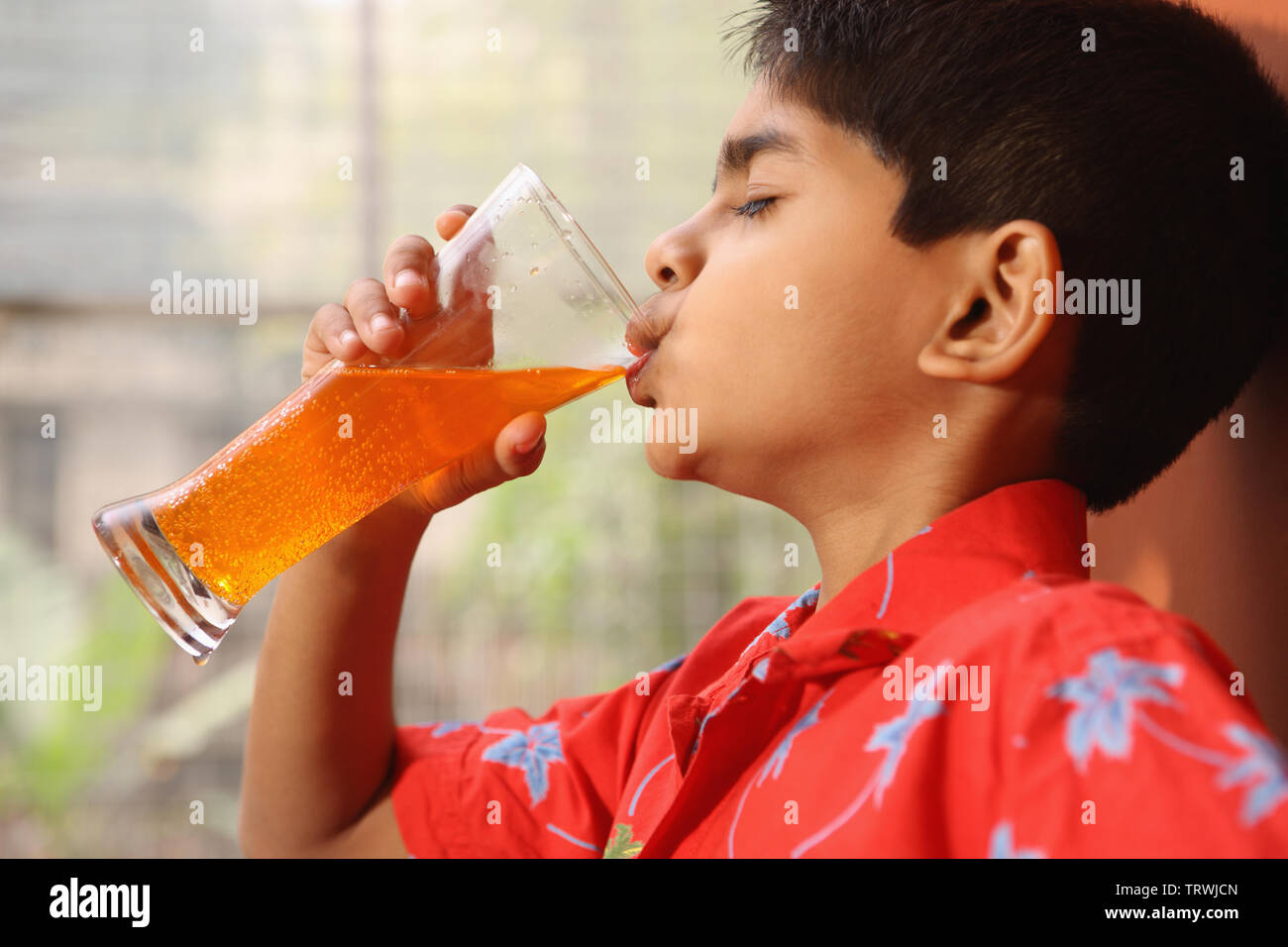 Thirsty indian boys hi-res stock photography and images - Alamy