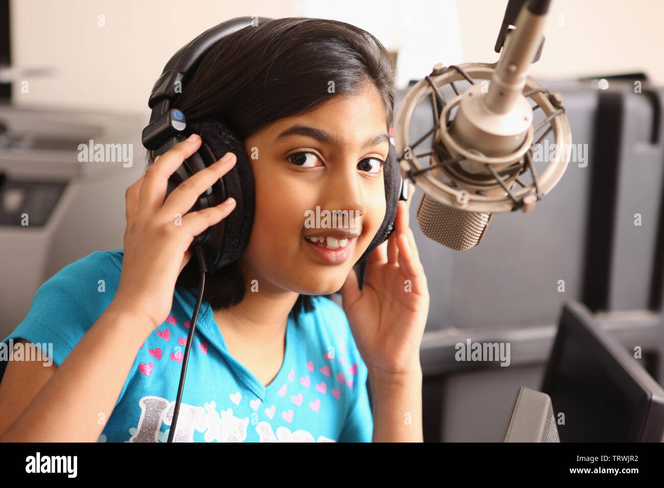 Indian girl microphone hi-res stock photography and images - Alamy