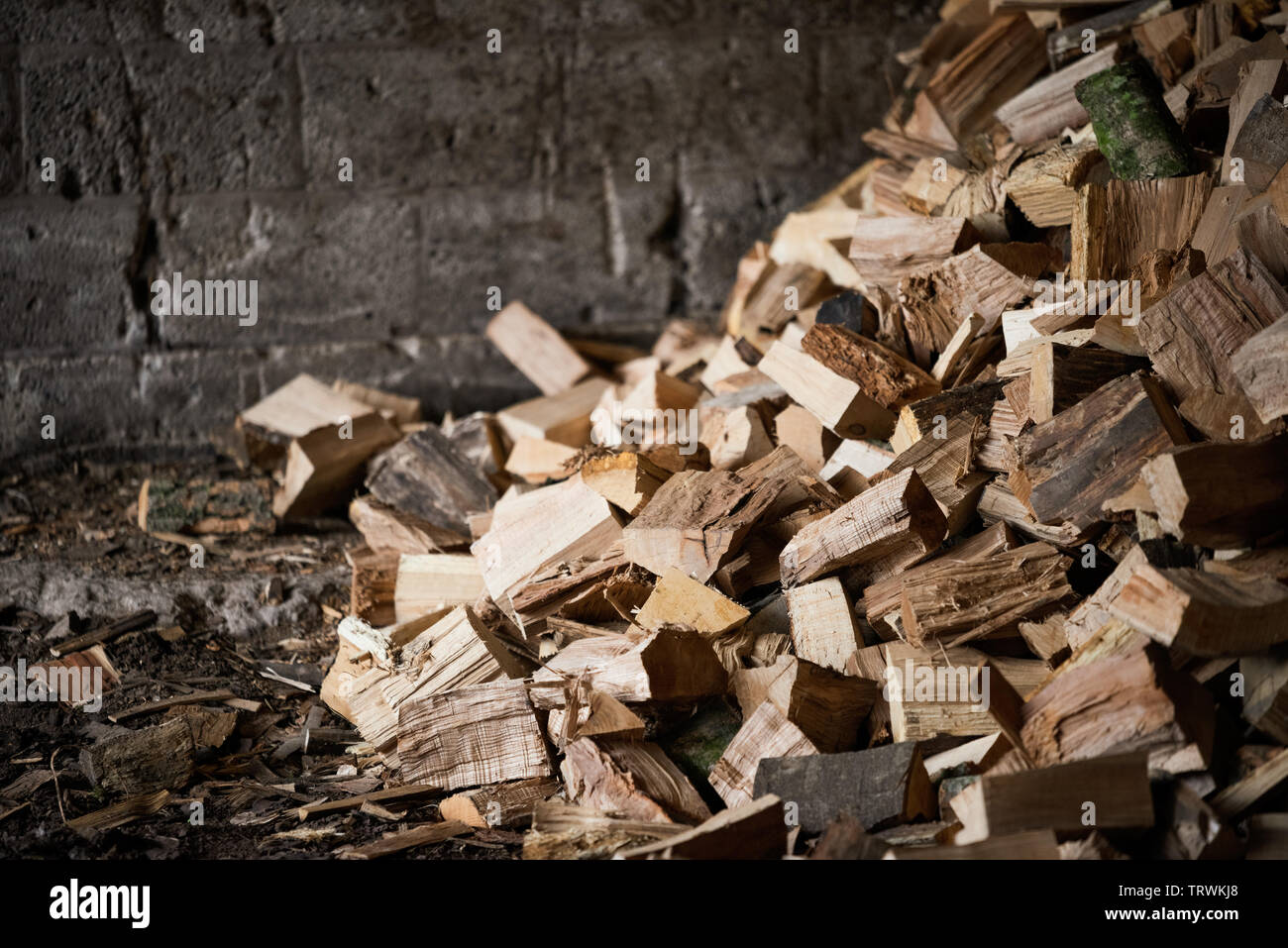 Pile chopped firewood blocks hi-res stock photography and images - Alamy