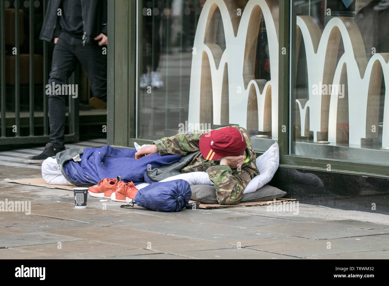 Homeless old man on streets hi-res stock photography and images - Alamy