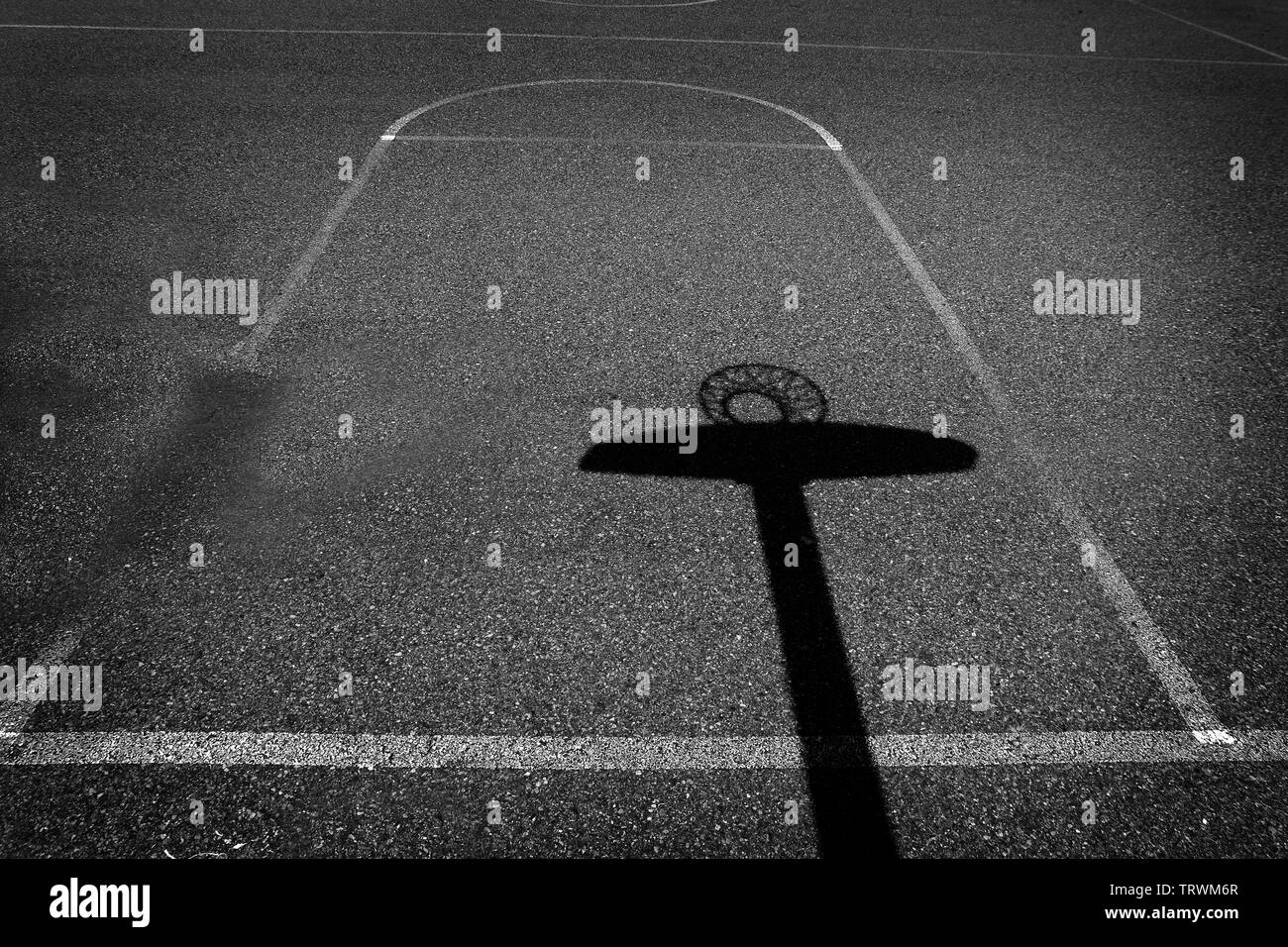 Basketball hoop silhouette Black and White Stock Photos & Images - Alamy