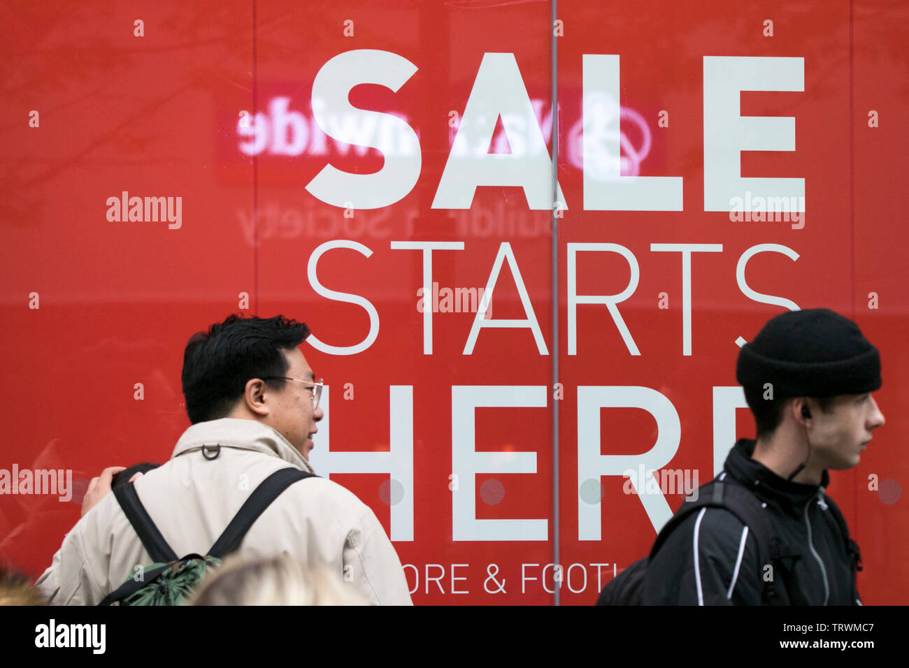 Retail sign sale shopping mall hi-res stock photography and images - Alamy