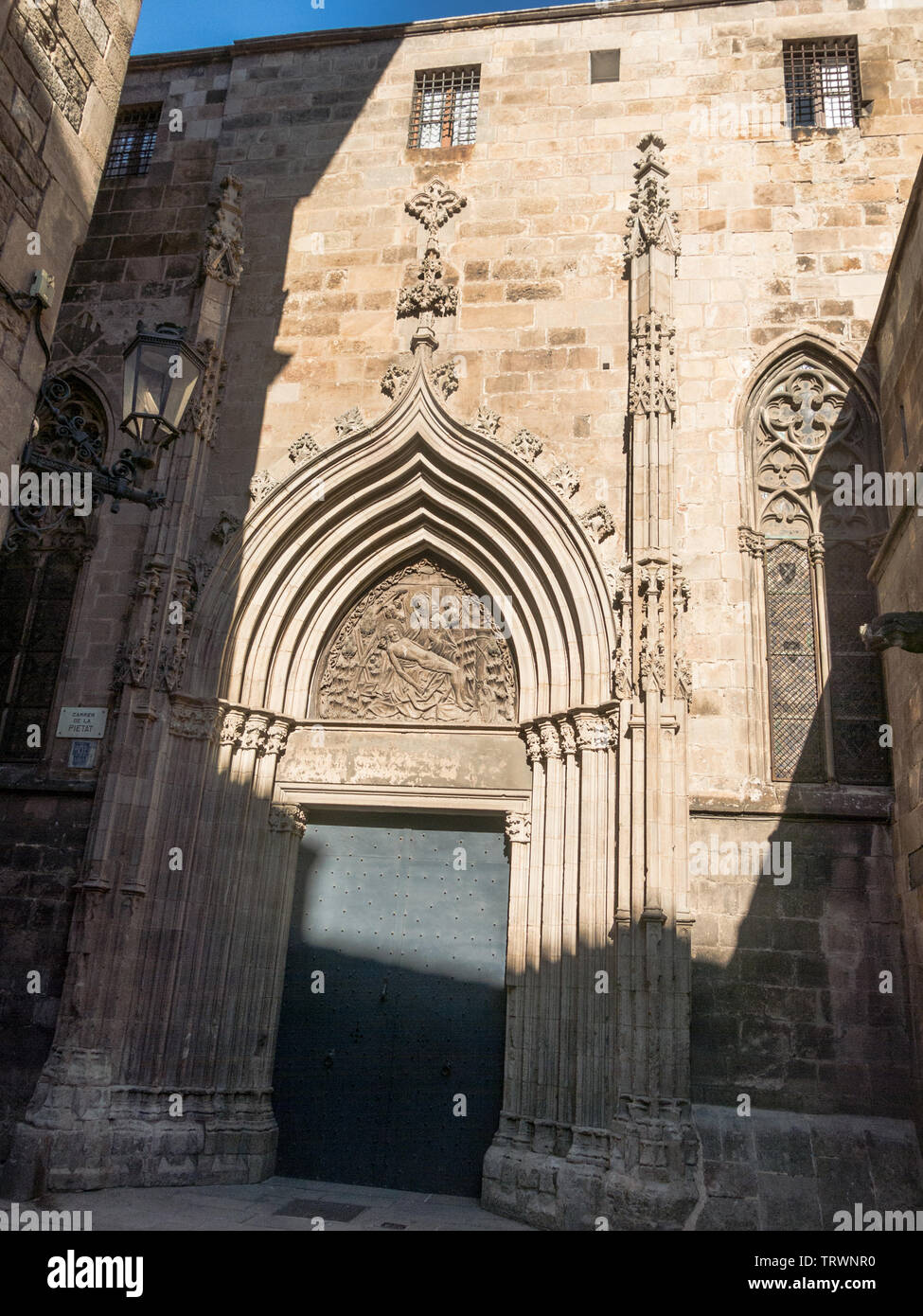 Ogee arch hi-res stock photography and images - Alamy