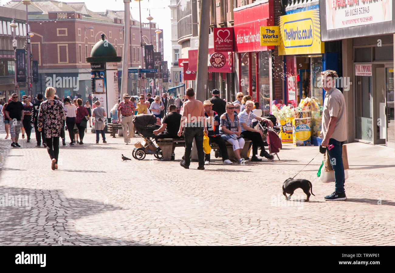 Man walking busy street hi-res stock photography and images - Alamy