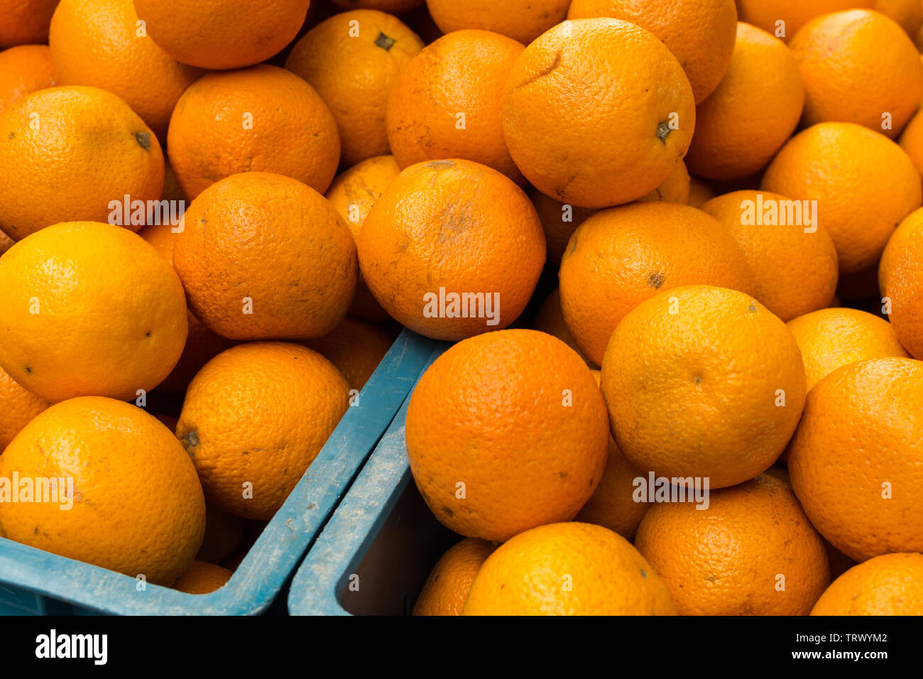 Orange fruits at the market stall Stock Photo - Alamy