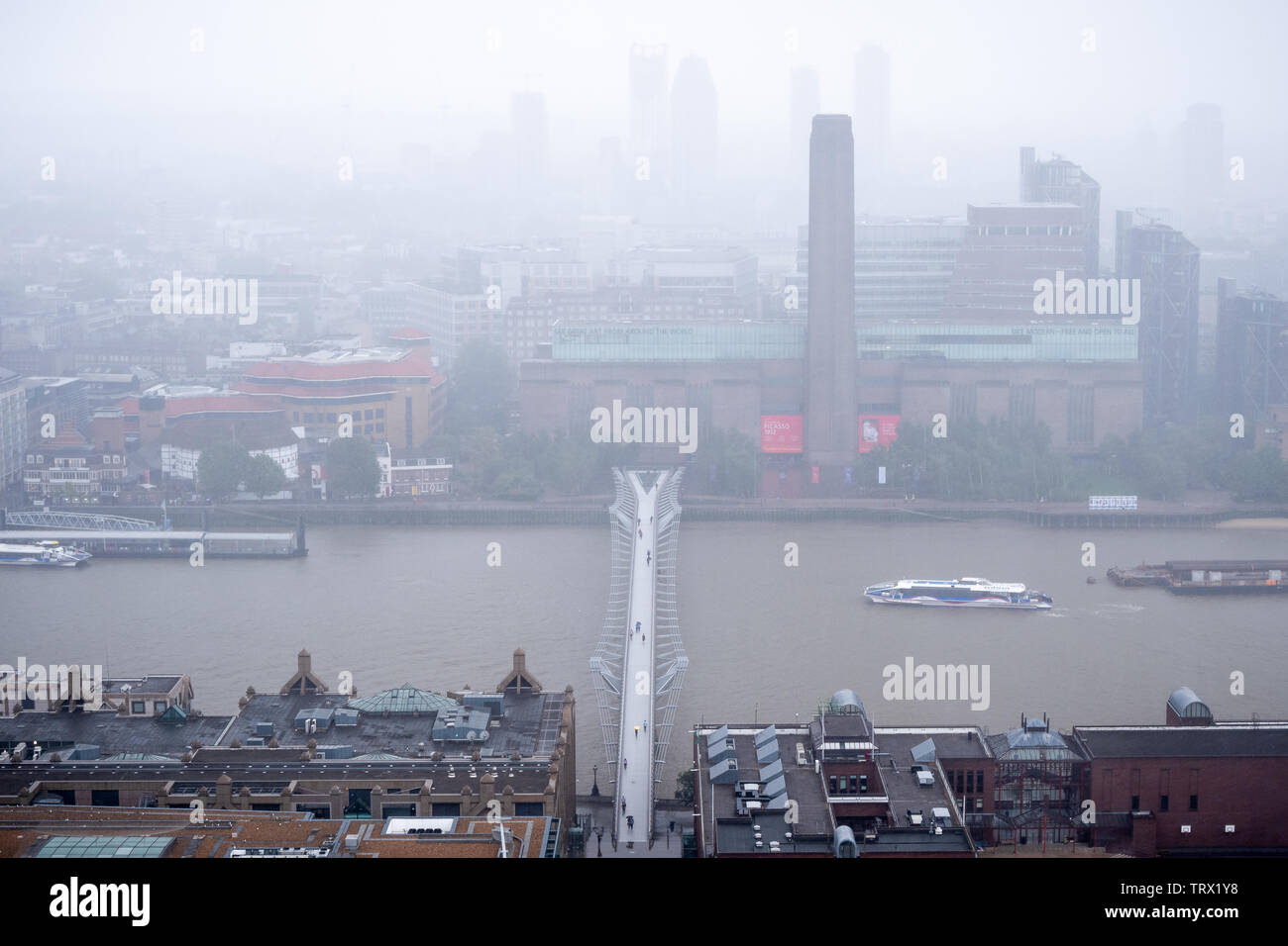 Hazy city hi-res stock photography and images - Alamy
