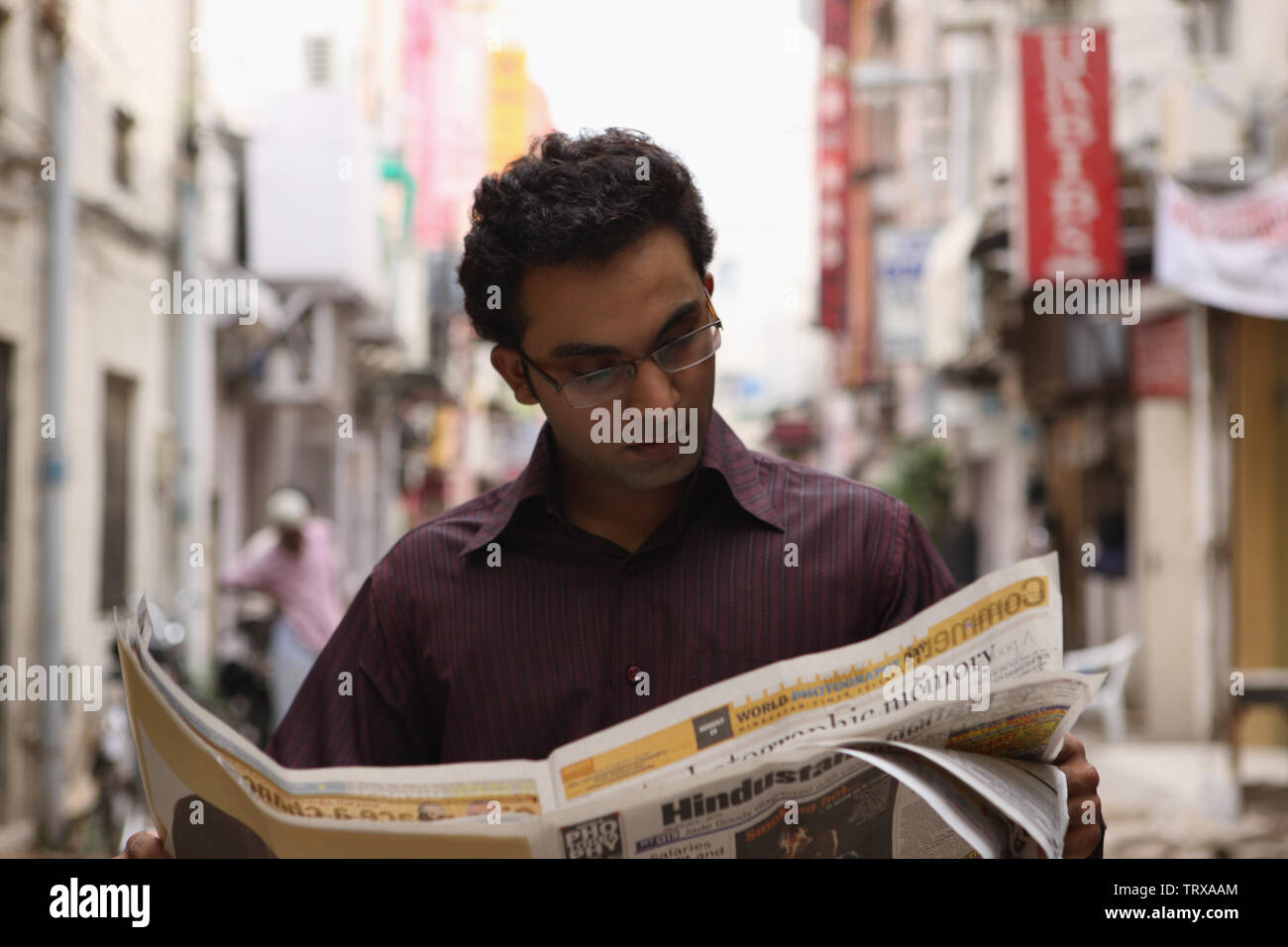 Man reading a newspaper Stock Photo - Alamy