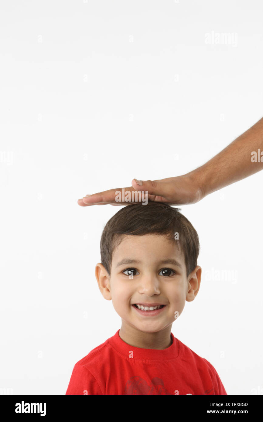 Person hand on a boy head Stock Photo - Alamy