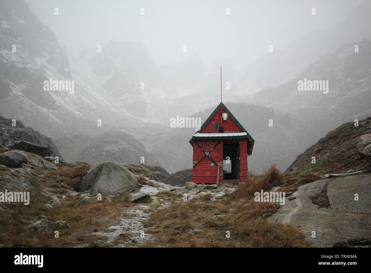 The Mint Hut in Alaska against mist covered mountains Stock Photo - Alamy