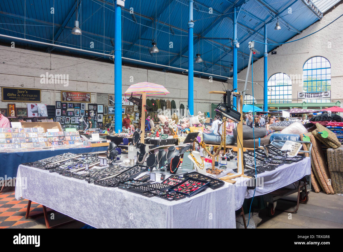 People milling around hi-res stock photography and images - Alamy
