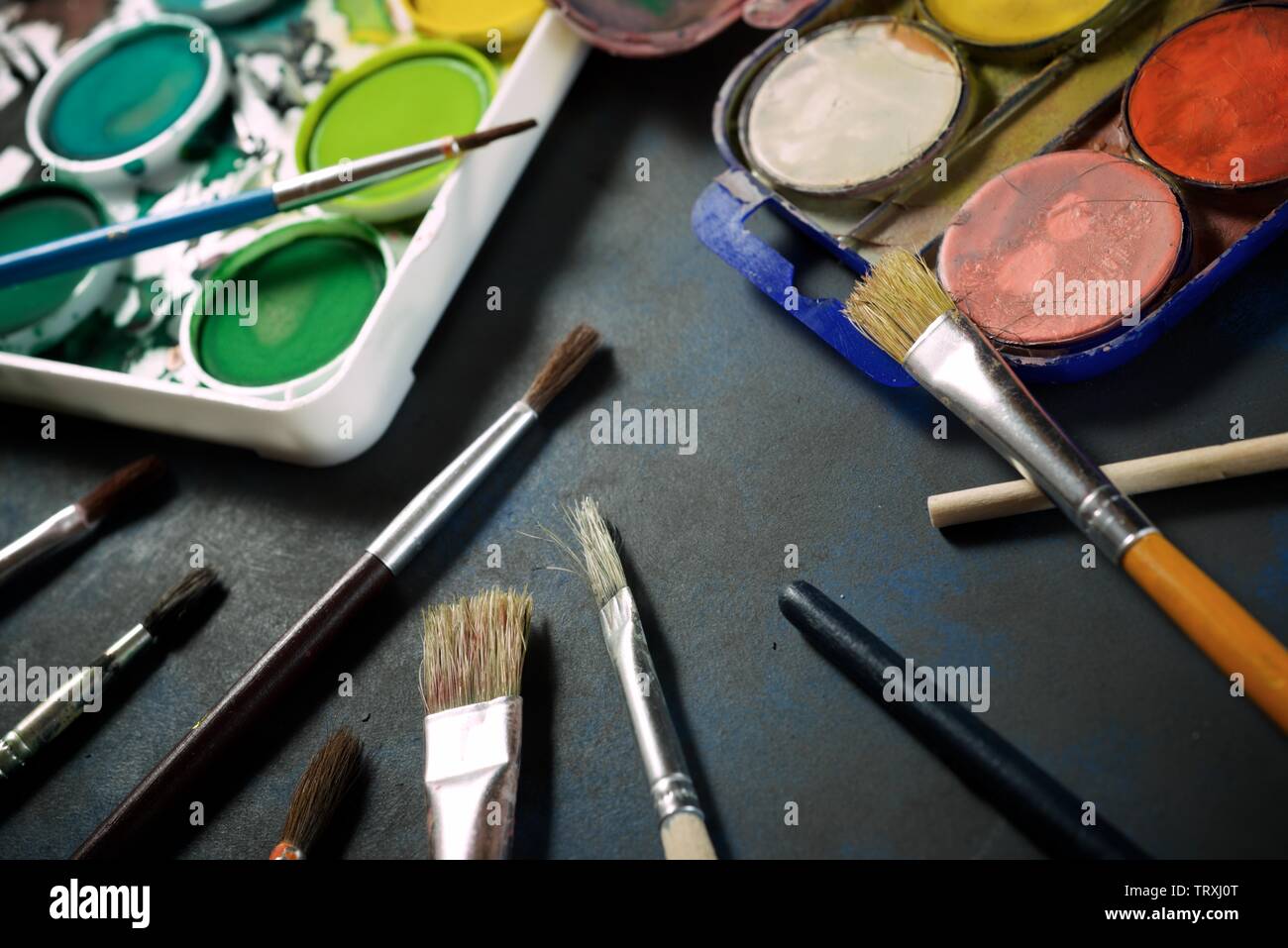 Box of watercolors and brushes on a table Stock Photo - Alamy