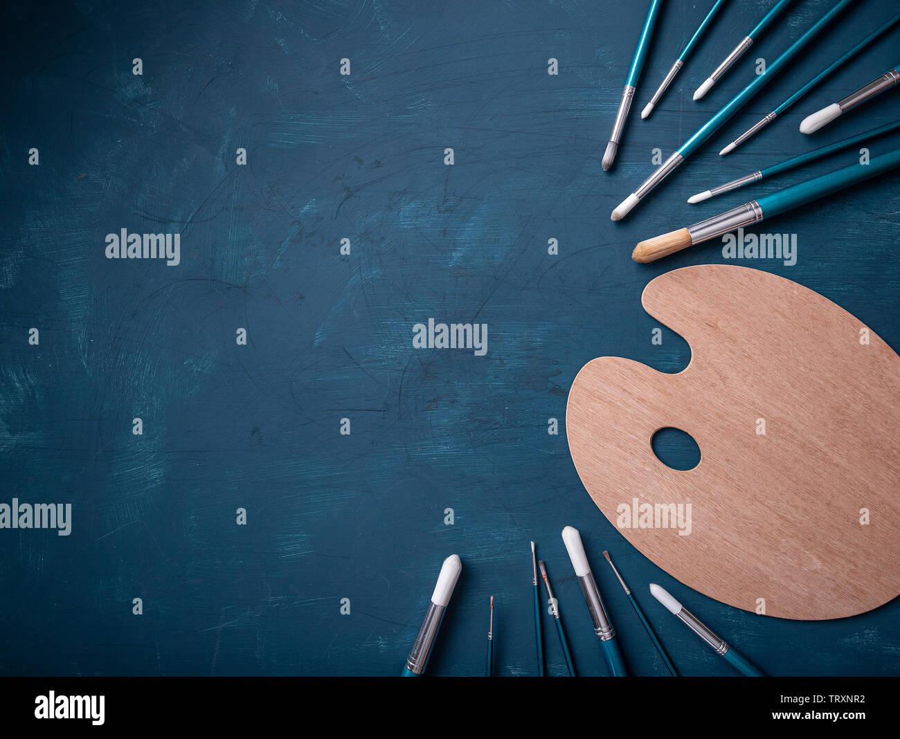 Paint palette brushes hi-res stock photography and images - Alamy