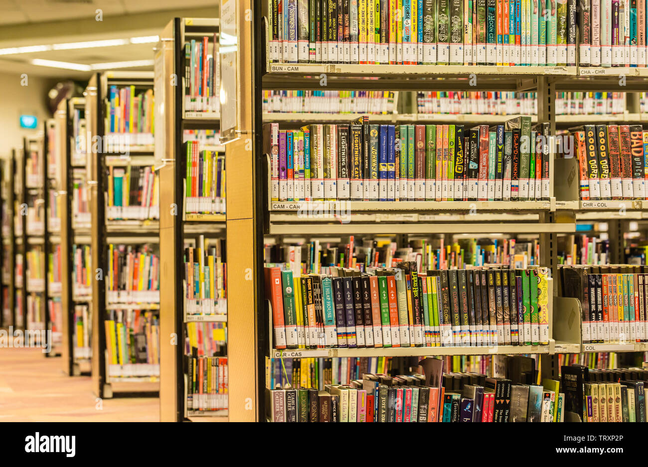 Singapore-JUL 27 2017: Singapore town center library inside bookshelf ...