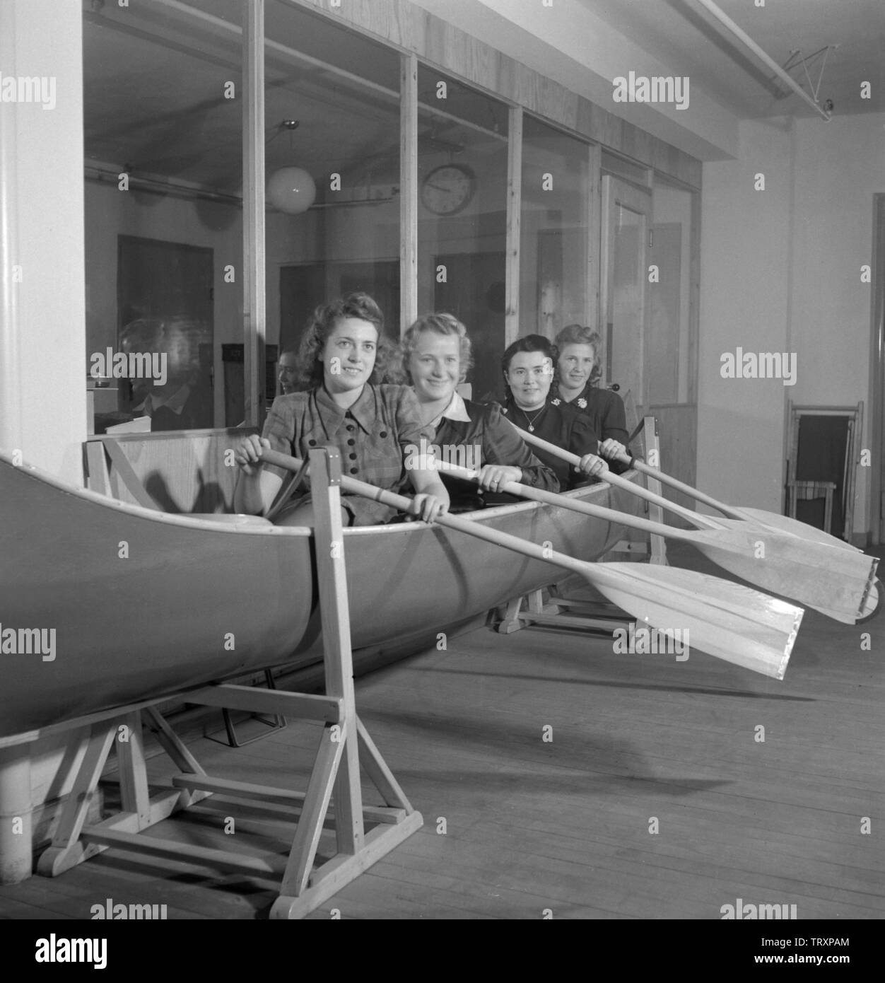 1940's female factory workers hi-res stock photography and images - Alamy